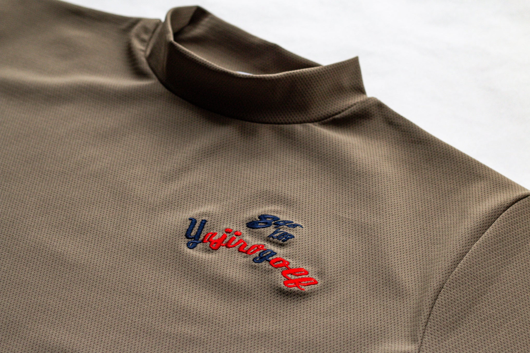 846YAJIRO GOLF Mock Neck BEIGE (Unisex) – 846YAJIROオンラインショップ